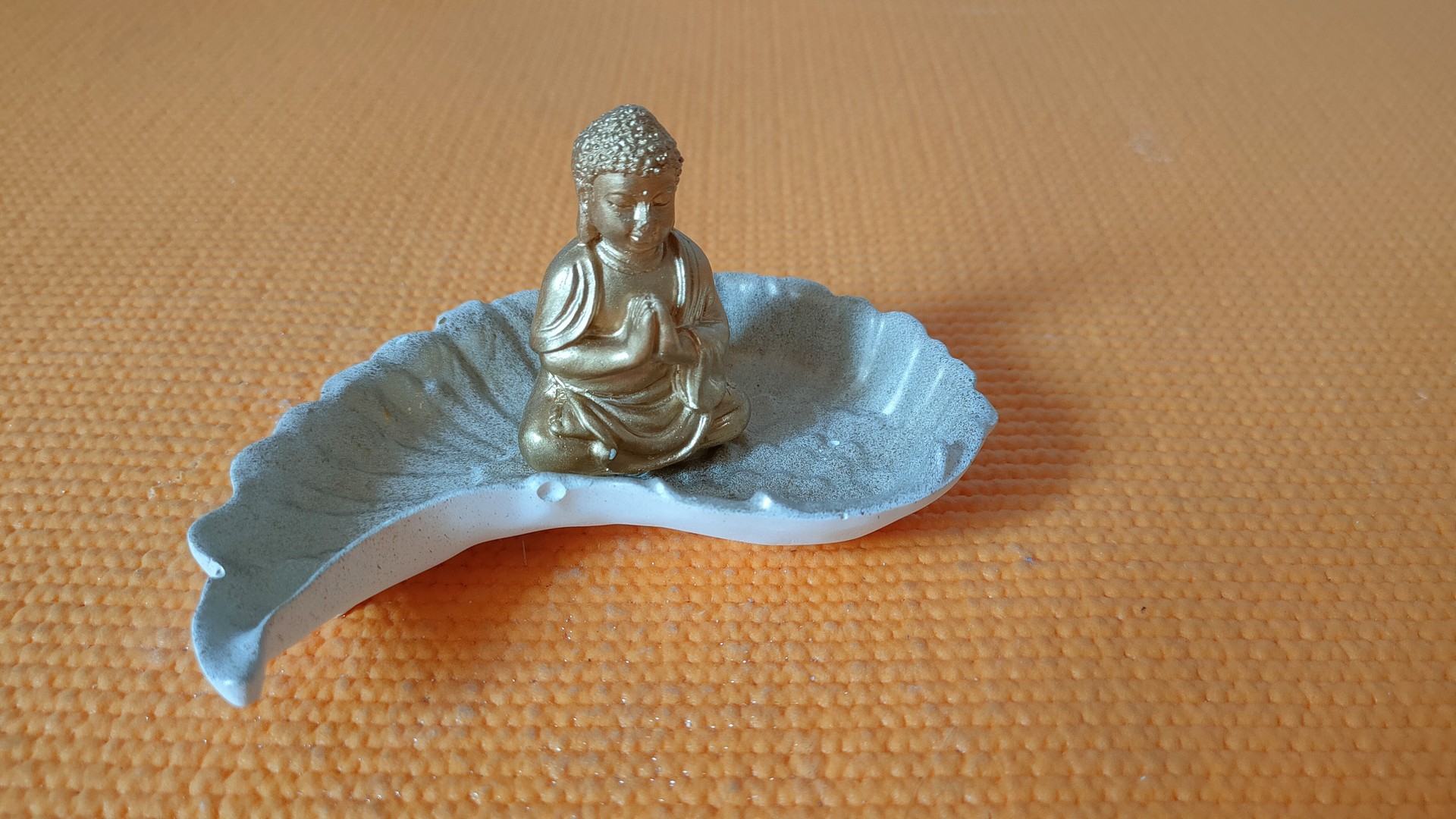 Suport aripă cu Buddha – Statui și decorațiuni frumoase