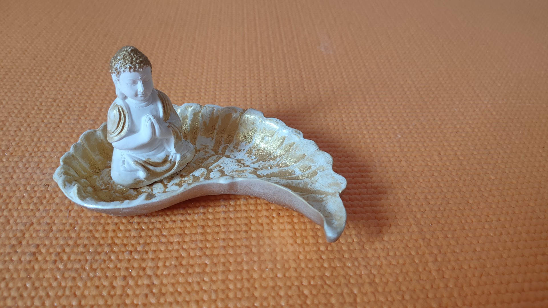 Suport aripă cu Buddha – Statui și decorațiuni frumoase